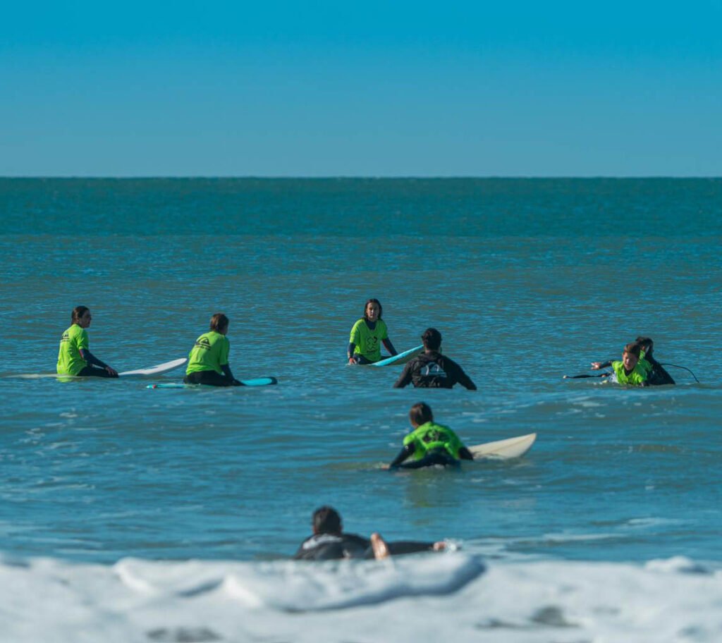 Cursos de surf y alquiler de tablas en Chiclana de la Frontera